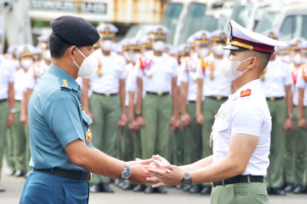 Rektor Unhan RI Sematkan Bintang Praditya Untuk Kadet Mahasiswa S1 ...