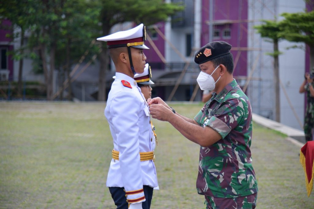 Rektor Unhan RI Pimpin Upacara Penutupan Cadet On Military Basic ...