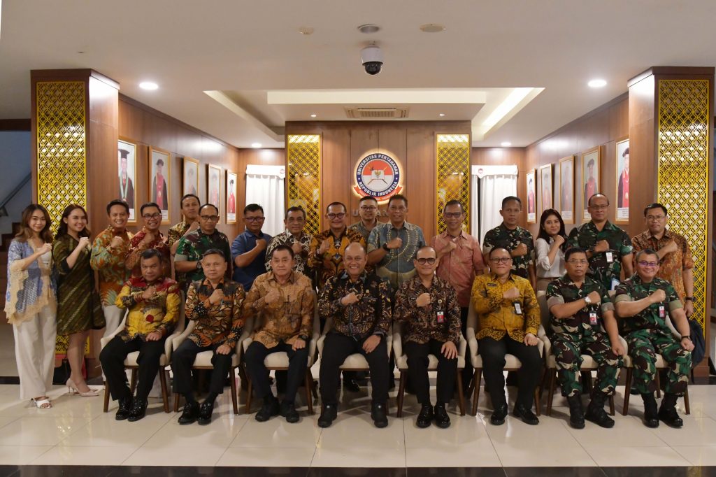 Rektor Unhan RI Serahkan 936 Lulusan SPPI Batch-1 kepada Kepala Badan Gizi Nasional.