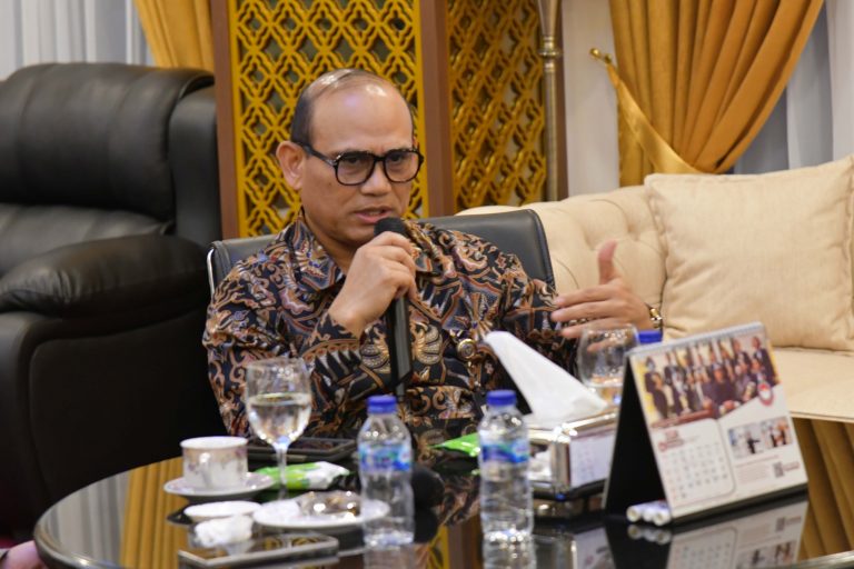 Rektor Unhan RI Serahkan 936 Lulusan SPPI Batch-1 kepada Kepala Badan Gizi Nasional.